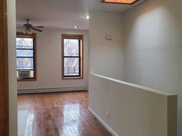 house with 6 bedroom, Brooklyn NY ES104902259