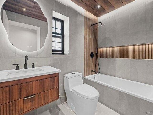 house with 6 bedroom, Brooklyn NY ES105206317