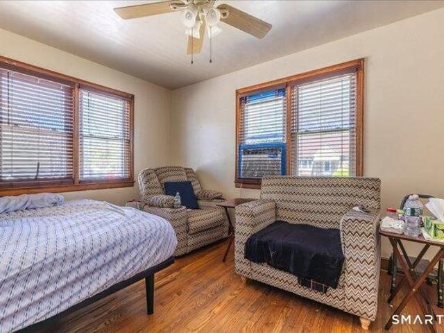 house with 6 bedroom, Bridgeport CT ES104834399