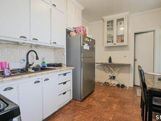 house with 6 bedroom, Bridgeport CT ES105144572