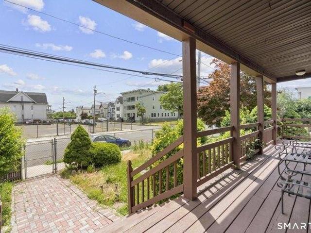 house with 6 bedroom, Bridgeport CT ES105192096