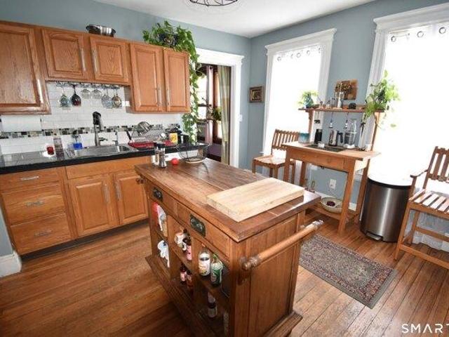 house with 6 bedroom, Bristol CT ES104909084