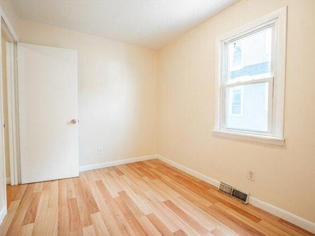 house with 6 bedroom, Chicopee MA ES103663205