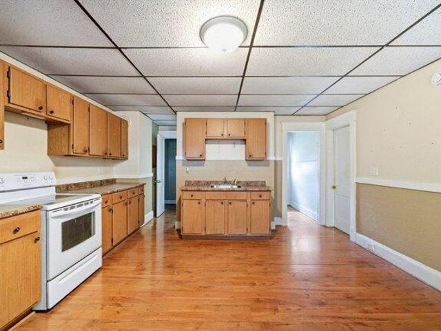 house with 6 bedroom, Chicopee MA ES103664472