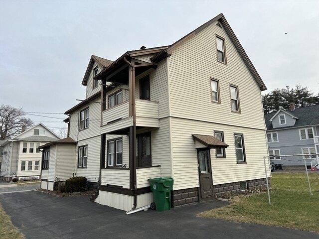 house with 6 bedroom, Chicopee MA ES103709901