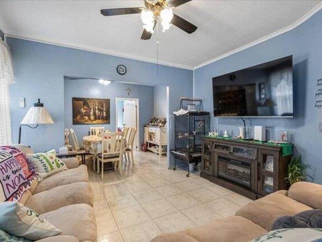 house with 6 bedroom, College Point NY ES104908608