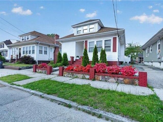 house with 6 bedroom, Cranston RI ES103850824