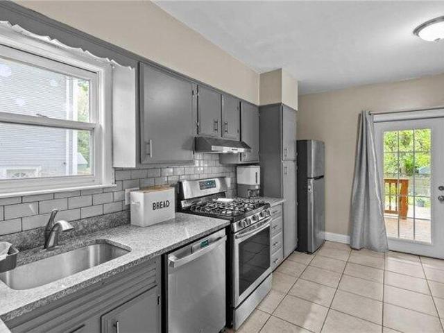 house with 6 bedroom, Cranston RI ES103852035