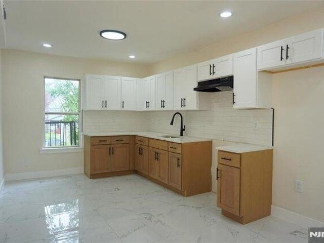 house with 6 bedroom, East Orange NJ DLS102585161