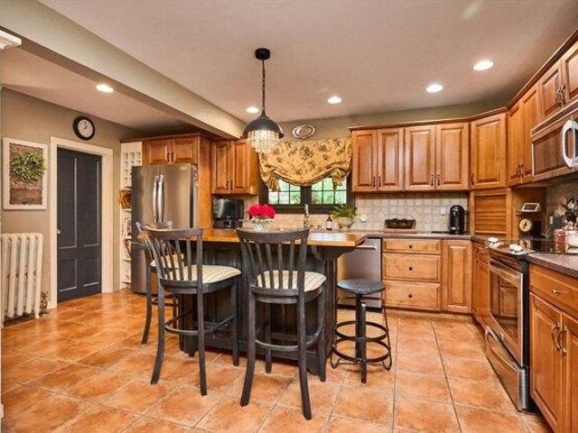 house with 6 bedroom, Easthampton MA ES104789628