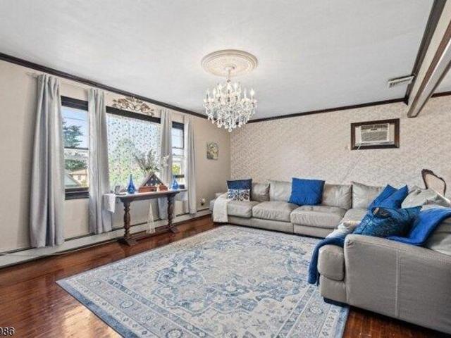 house with 6 bedroom, Elmwood Park NJ DS102826418