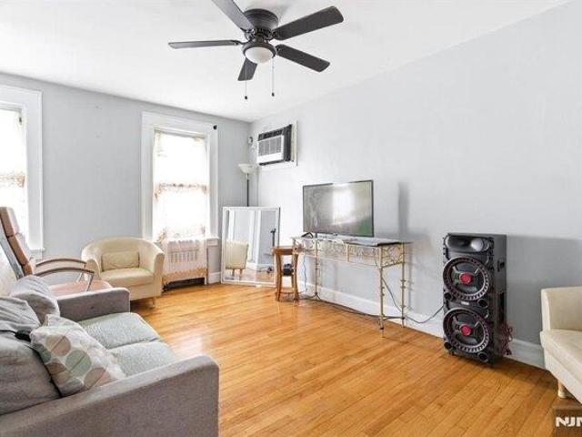 house with 6 bedroom, Elizabeth NJ ES104807773
