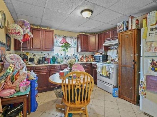 house with 6 bedroom, Fall River MA DS104113854