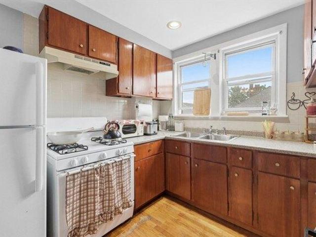house with 6 bedroom, Fall River MA ES104604719