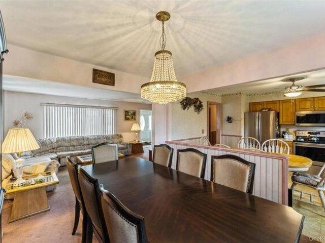 house with 6 bedroom, Farmingdale NY ES104921858