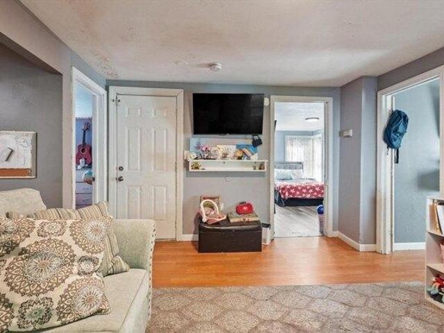 house with 6 bedroom, Fitchburg MA ES105159604
