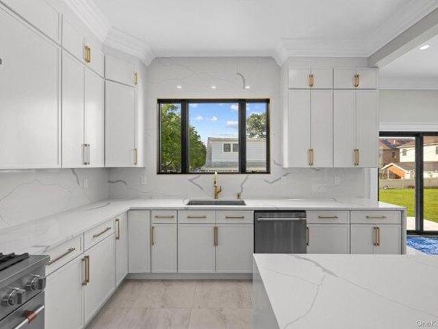 house with 6 bedroom, Glen Oaks NY ES105206598