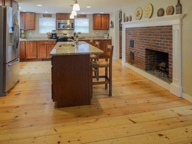 house with 6 bedroom, Groveland MA ES105040819