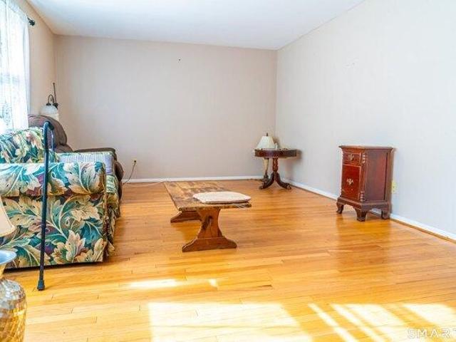 house with 6 bedroom, Hamden CT ES105127138