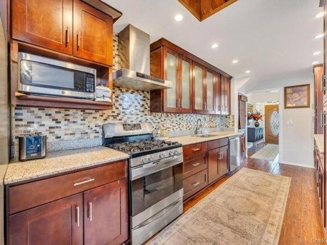 house with 6 bedroom, Hicksville NY ES104905920