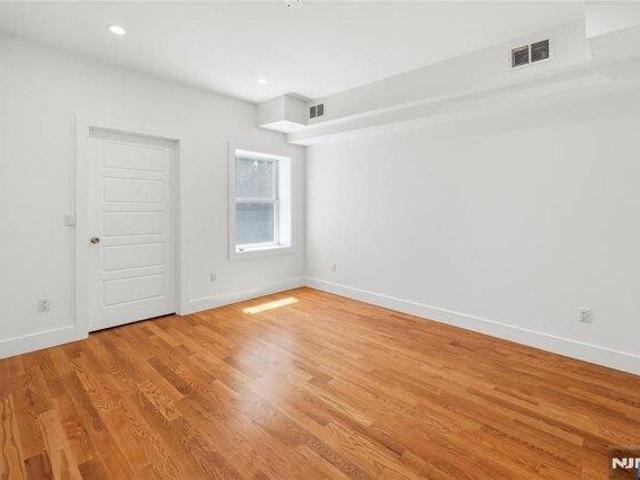 house with 6 bedroom, Jersey City NJ ES104835439