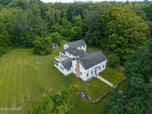 house with 6 bedroom, Lee MA DS102089458