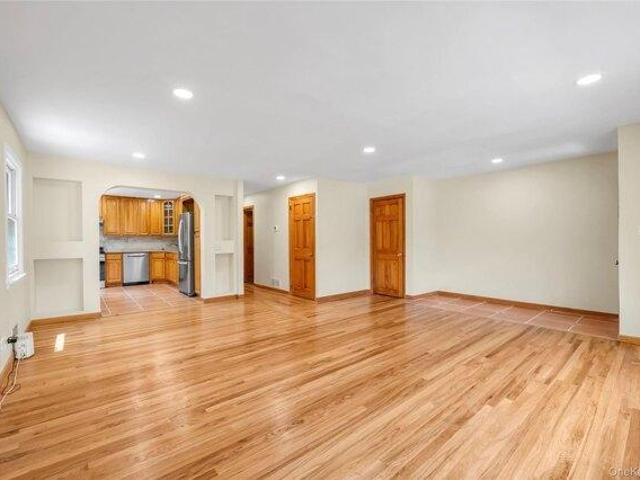 house with 6 bedroom, Little Neck NY ES105203467