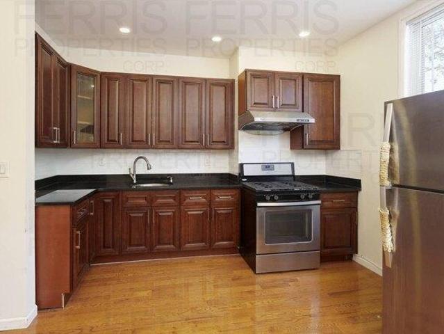 house with 6 bedroom, Maspeth NY ES104922365