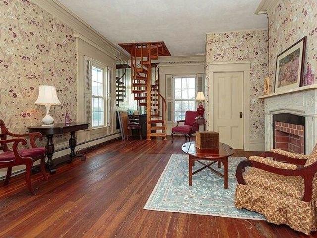 house with 6 bedroom, Medford MA DLS102061270