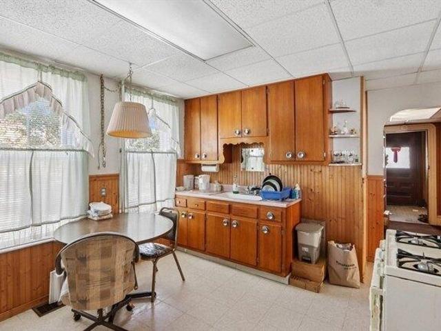 house with 6 bedroom, Medford MA ES105156132