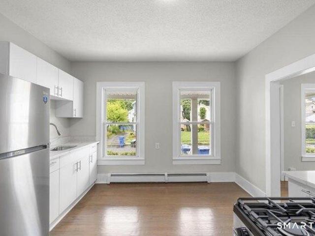 house with 6 bedroom, Meriden CT ES104333024