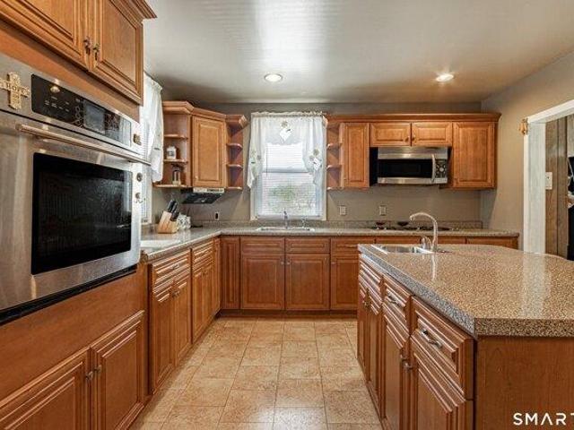 house with 6 bedroom, Meriden CT ES105114085