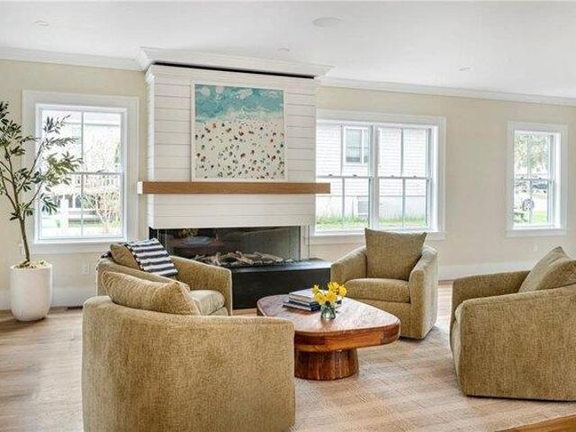 house with 6 bedroom, Middletown RI ES105192118