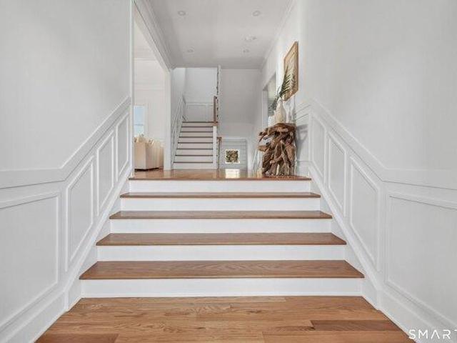 house with 6 bedroom, Milford CT DLS101747137