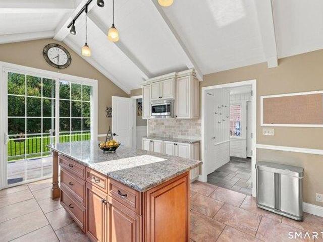 house with 6 bedroom, Milford CT ES105123965