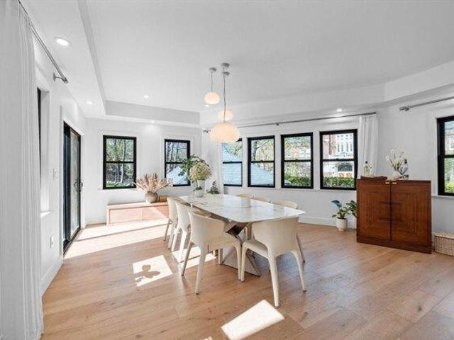 house with 6 bedroom, Newton MA DLS102370252