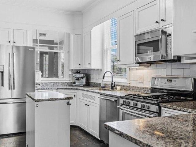 house with 6 bedroom, New Bedford MA DLS103019402