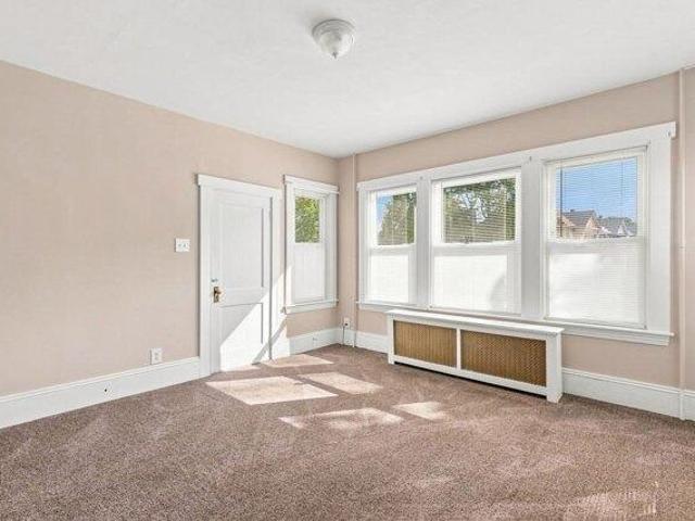 house with 6 bedroom, New Bedford MA ES105158181