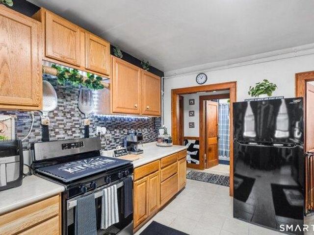 house with 6 bedroom, New Britain CT DLS101660063