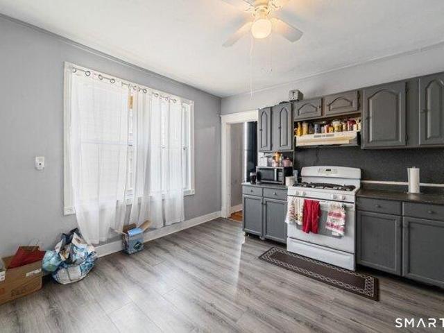 house with 6 bedroom, New Britain CT ES103072066