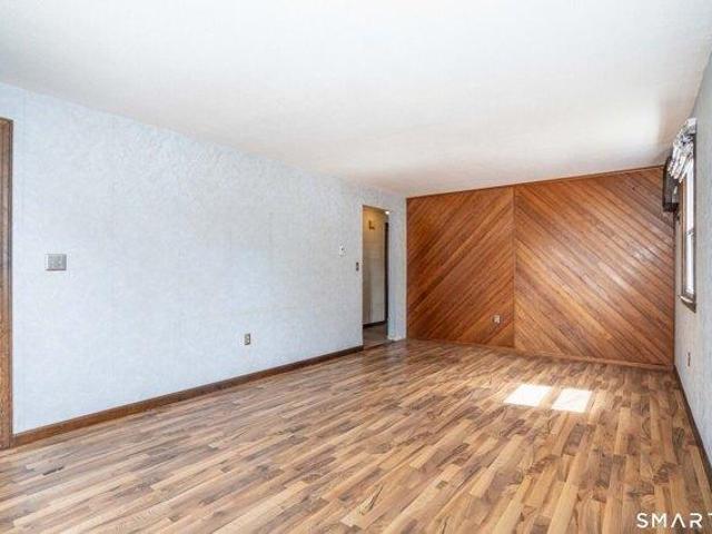 house with 6 bedroom, New Britain CT ES104406820