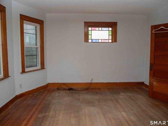 house with 6 bedroom, New Britain CT ES104511455