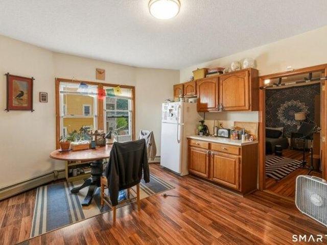 house with 6 bedroom, New Britain CT ES105144403