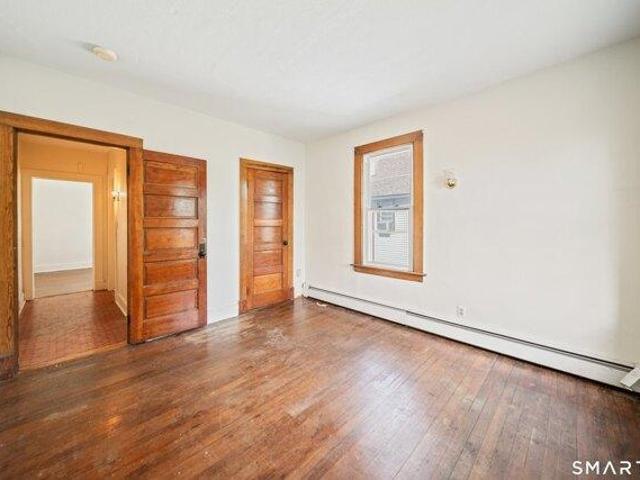 house with 6 bedroom, New Britain CT ES105193039