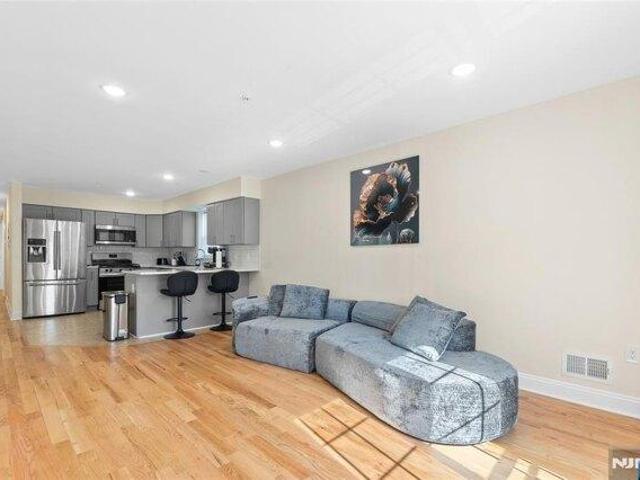 house with 6 bedroom, Newark NJ DLS102317549
