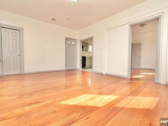 house with 6 bedroom, Newark NJ DS101896832