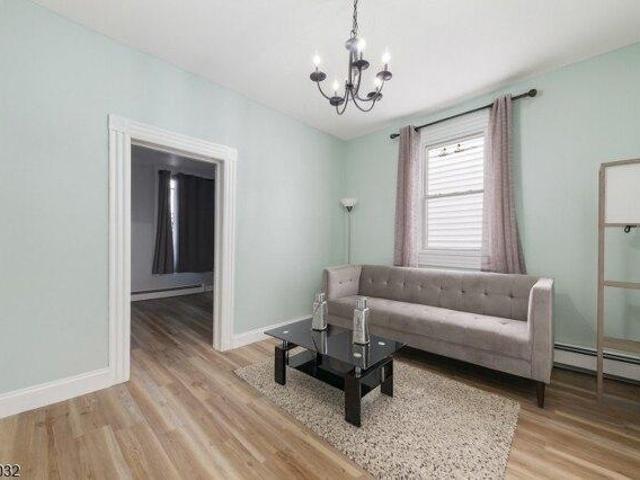 house with 6 bedroom, Newark NJ ES104920159