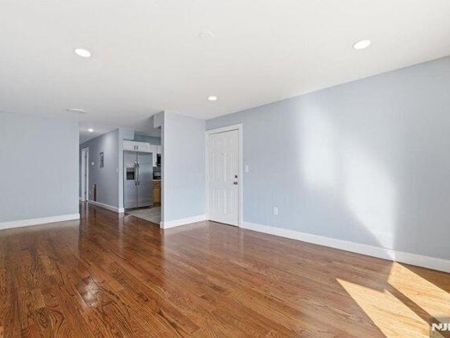 house with 6 bedroom, Newark NJ ES104148910