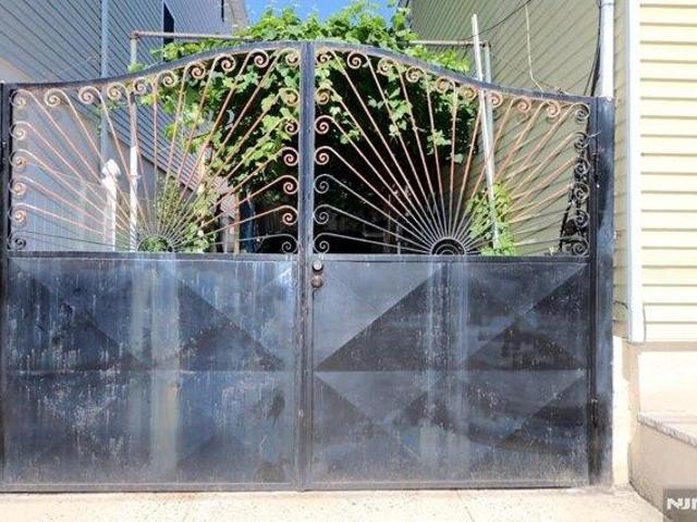 house with 6 bedroom, Newark NJ ES104149065