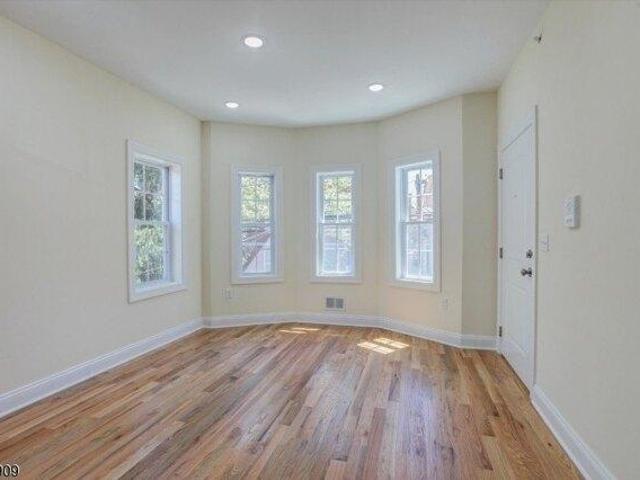 house with 6 bedroom, Newark NJ ES104190240